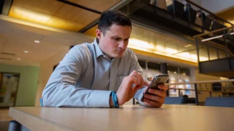Just being around your cellphone affects your thinking - Neuroscience News