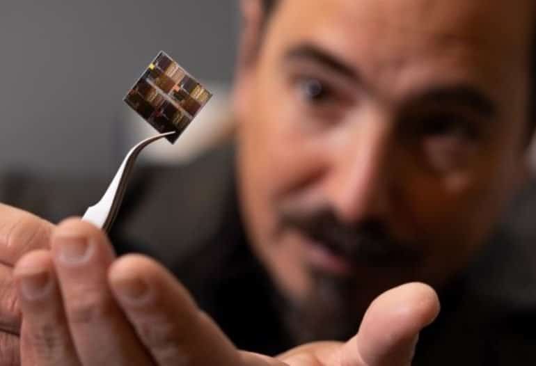 Tiny Walking Robots Advance Micro-Optics and Biological Research ...